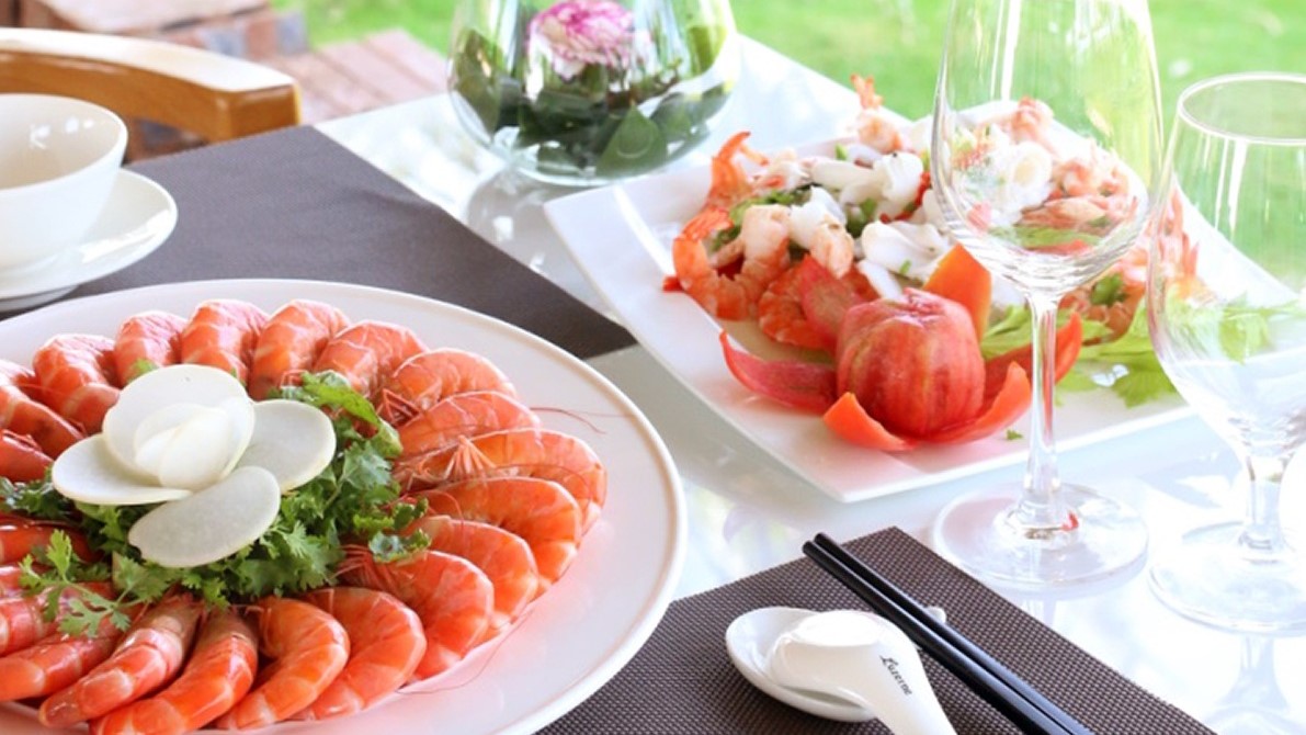 Enjoy seafood at a cheap restaurant right in the heart of a 5-star resort