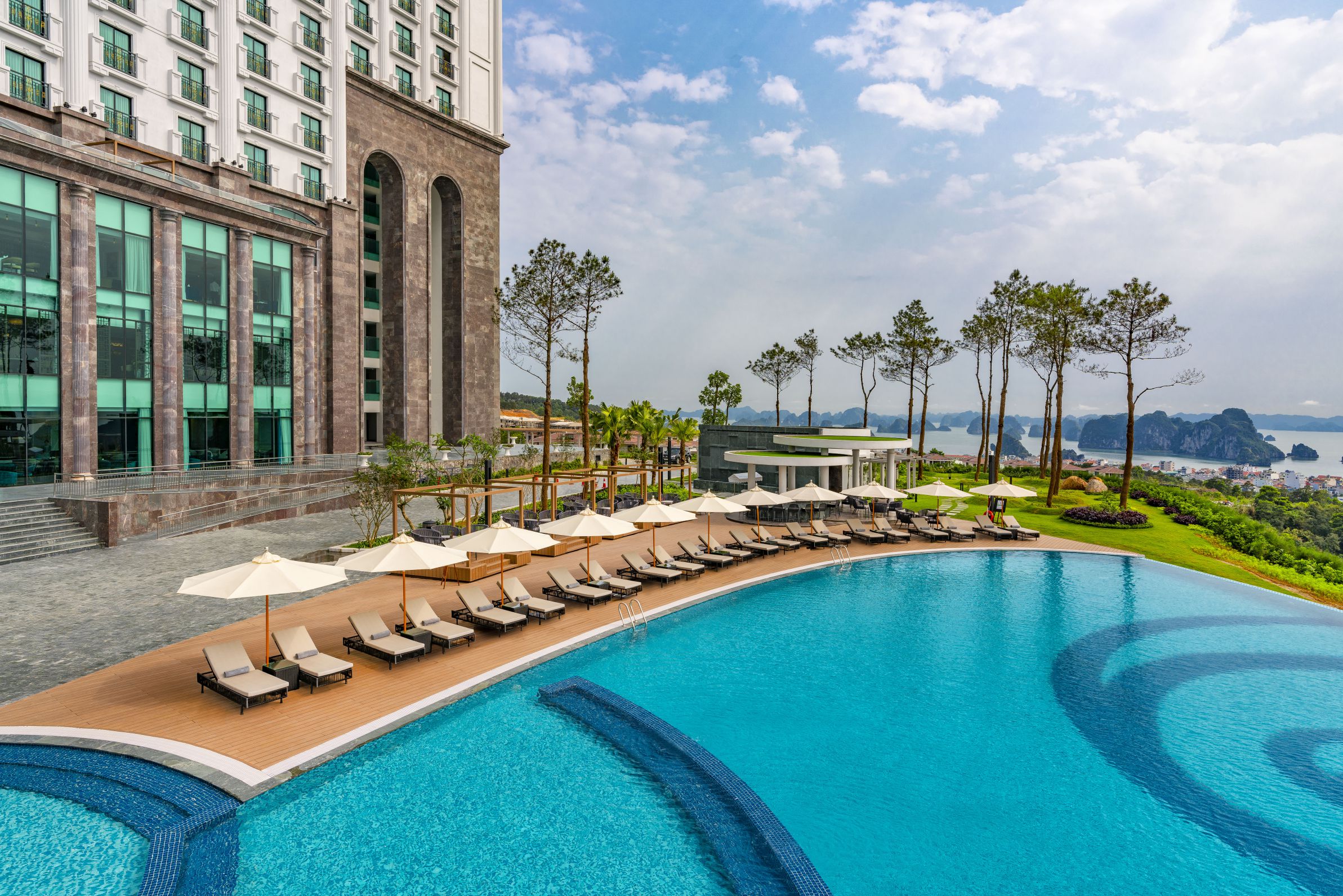 Outdoor pool | FLC